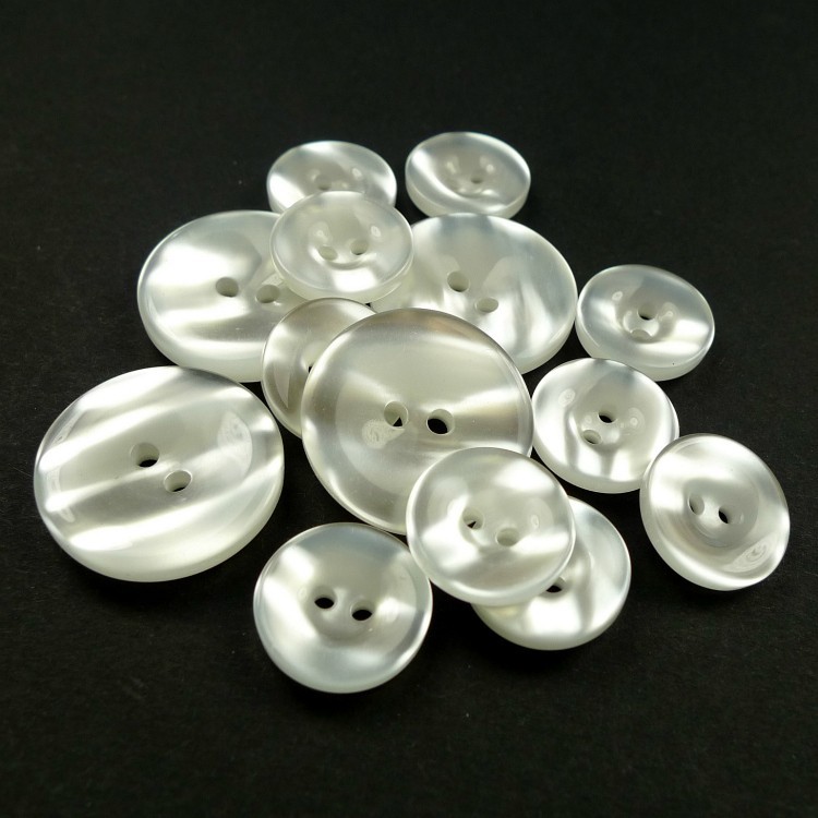 Hvite knapper | Perlehuset nettbutikk alt i knapper, garn, perler og utstyr