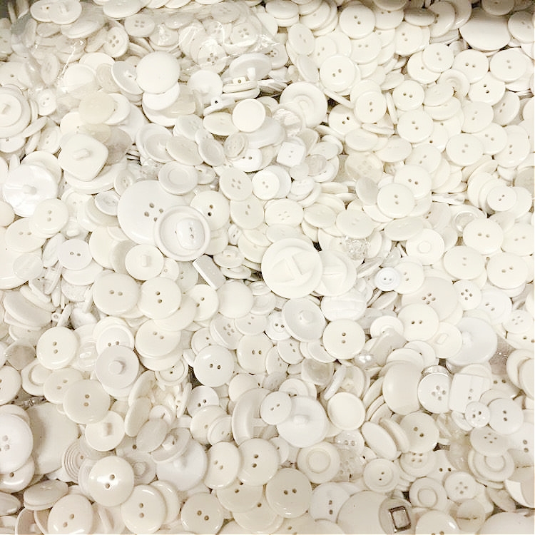 Knappemiks hvite | Perlehuset nettbutikk alt i knapper, garn, perler og utstyr