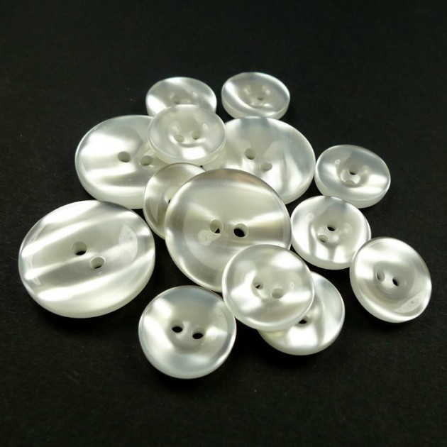 Hvite knapper | Perlehuset nettbutikk alt i knapper, garn, perler og utstyr