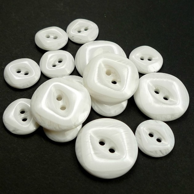 Hvite knapper | Perlehuset nettbutikk alt i knapper, garn, perler og utstyr
